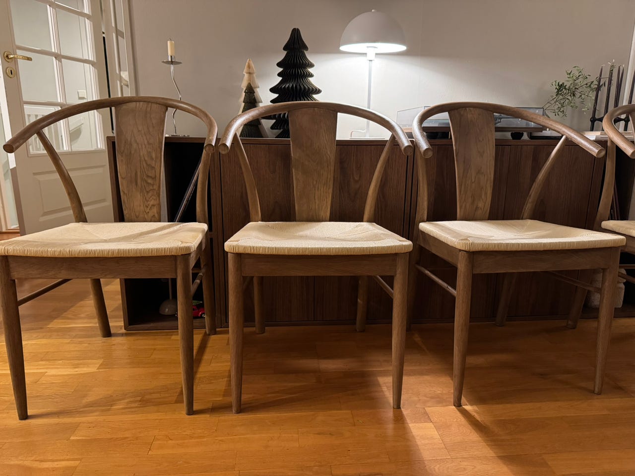 Janik spisestol med flettet sete - heltre mørkbeiset eik | FINN-torget
