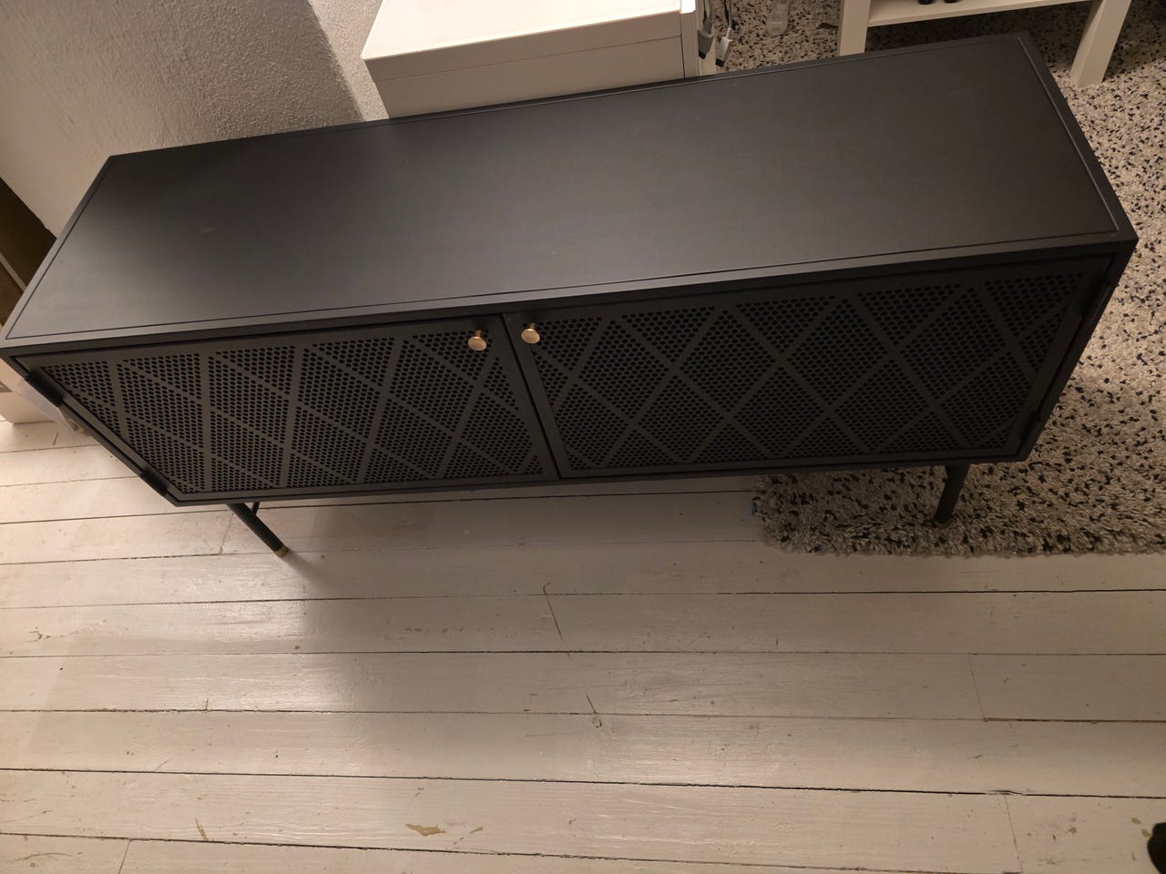 Eksklusiv TV-benk i sort stål med messingdetaljer – 120 cm | FINN-torget