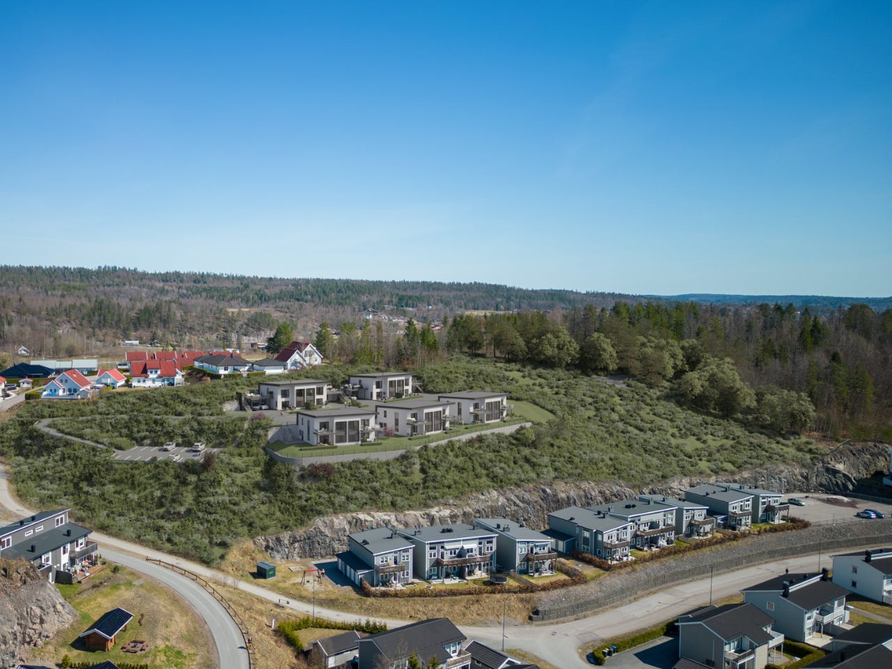 2 solgt. NYE - solrike leiligheter i 4-mannsbolig – Panoramautsikt ...