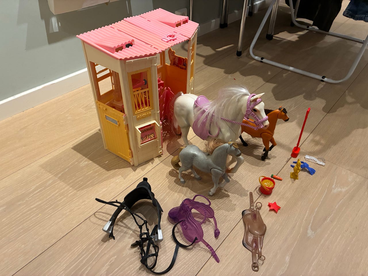 Stall med tilbehør og hester | FINN-torget