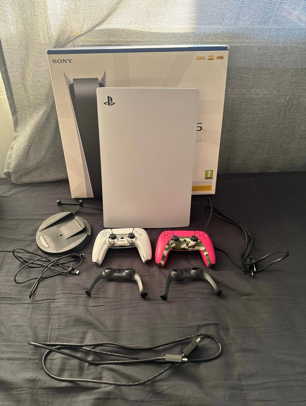 Sony PlayStation 5/PS5 Spillkonsoll disc edition med to kontroller ...