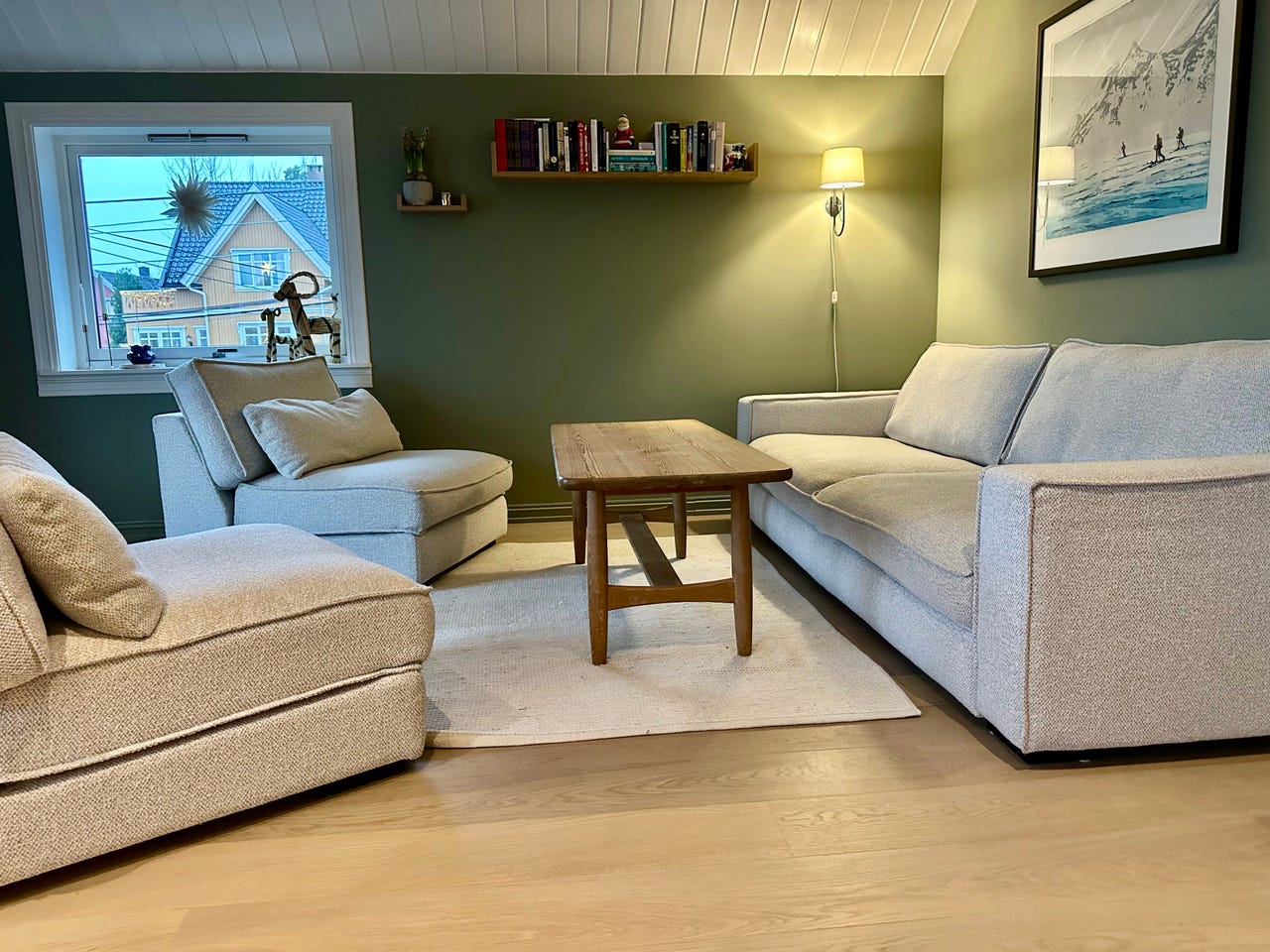 Sofagruppe med 4-seter sofa, to stoler og puff | FINN-torget