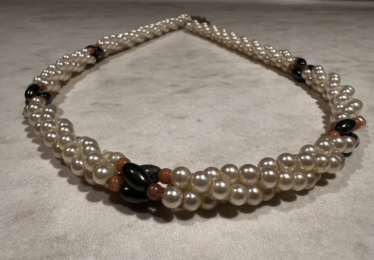 Dekorativt perlesmykke | FINN-torget