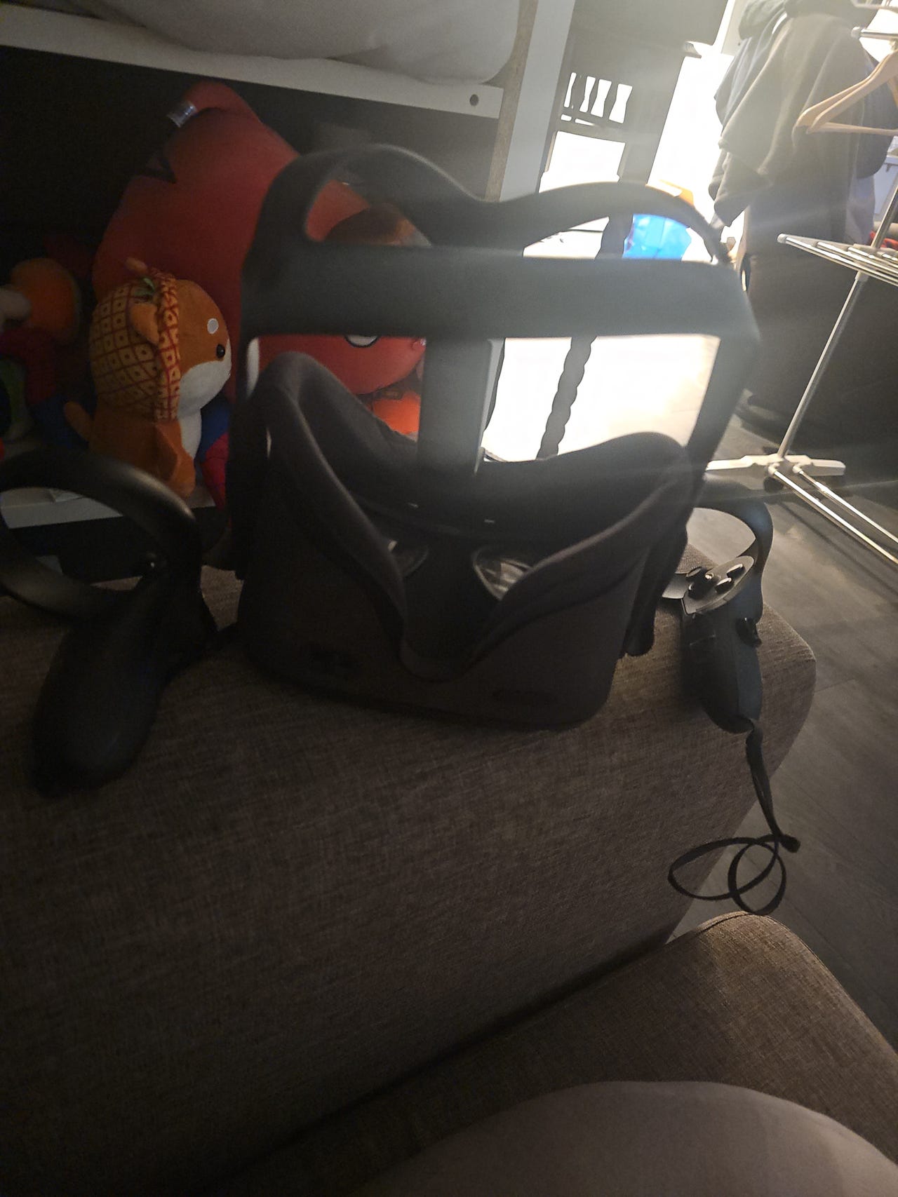 Oculus quest VR-headset med kontroller | FINN-torget