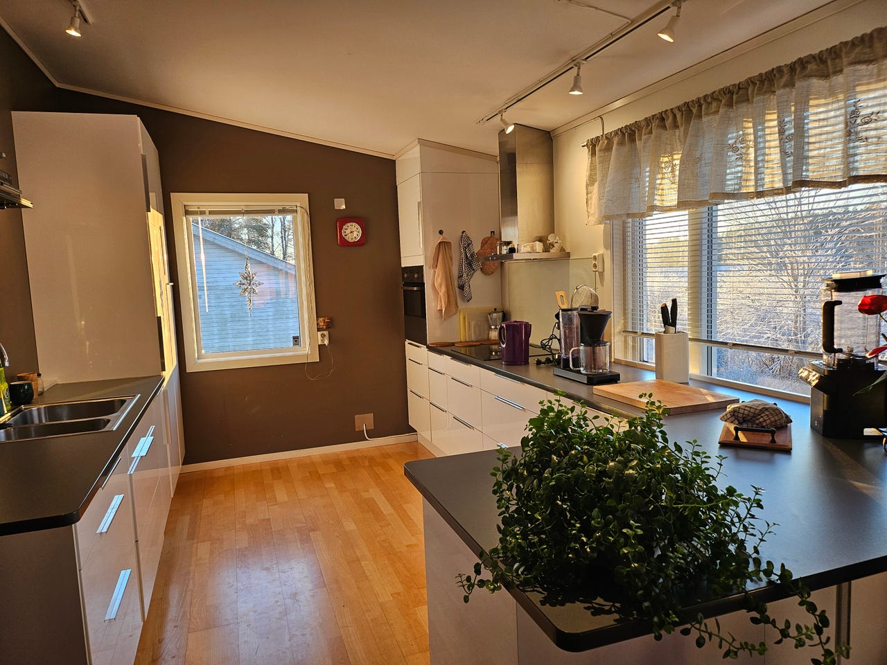 IKEA Kjøkkeninnredning med hvite høyglans fronter og grå benkeplate ...