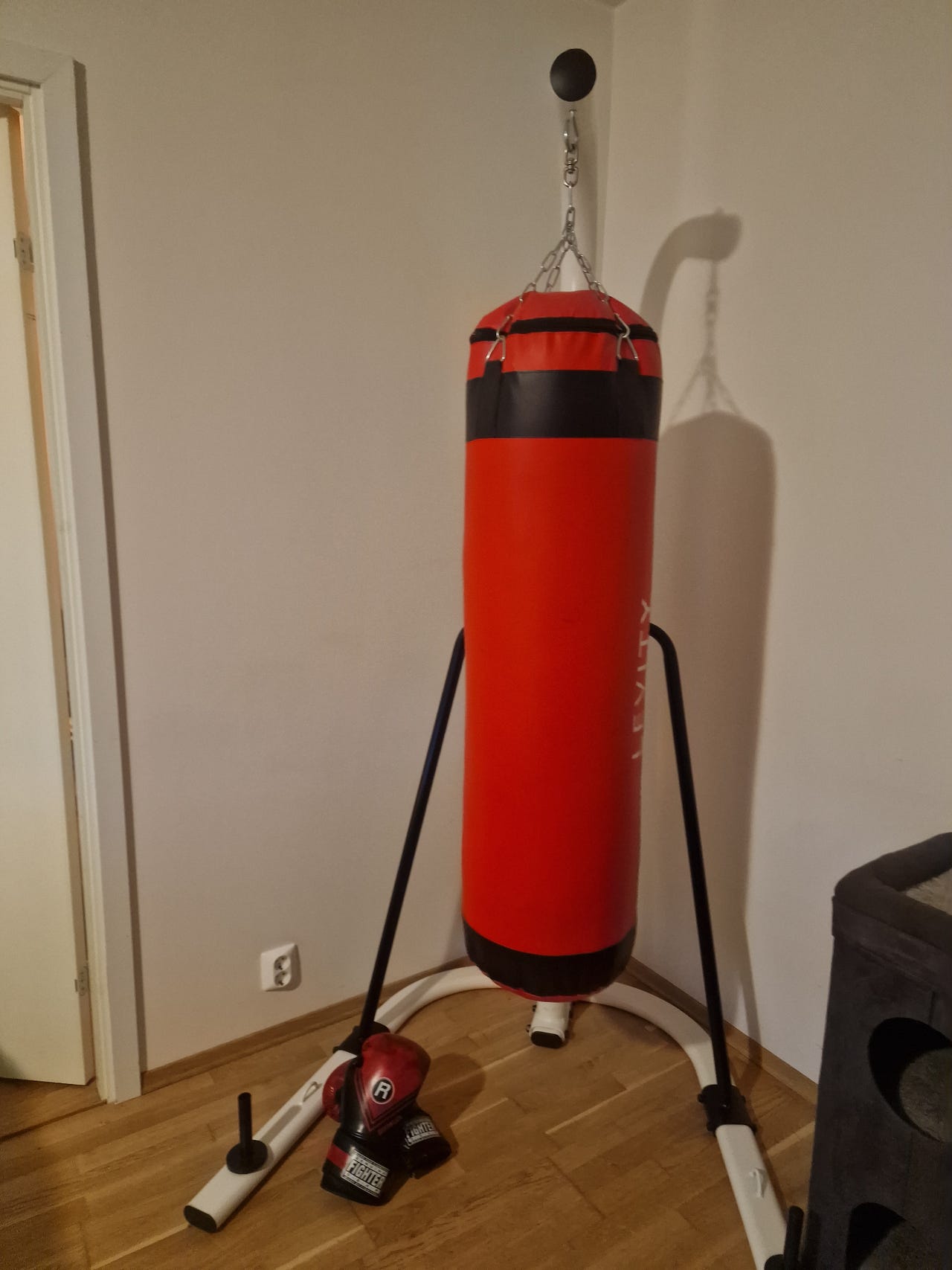 Boxing bag with support plus boxing gloves | FINN-torget