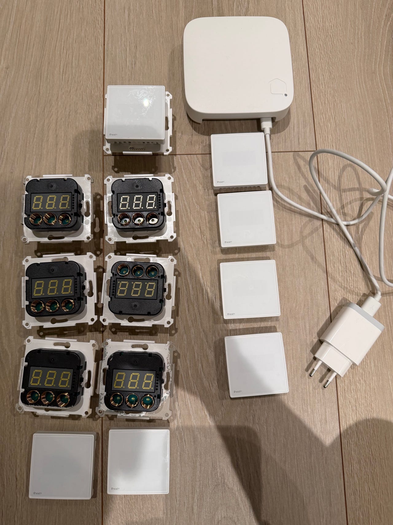 7 stk. Heatit Z-Wave termostat (Z-TRM3) og future home smarthub ll ...