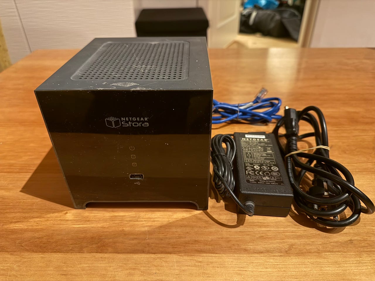 Netgear Stora NAS-enhet med 2 x 1TB HDD og kabler | FINN-torget