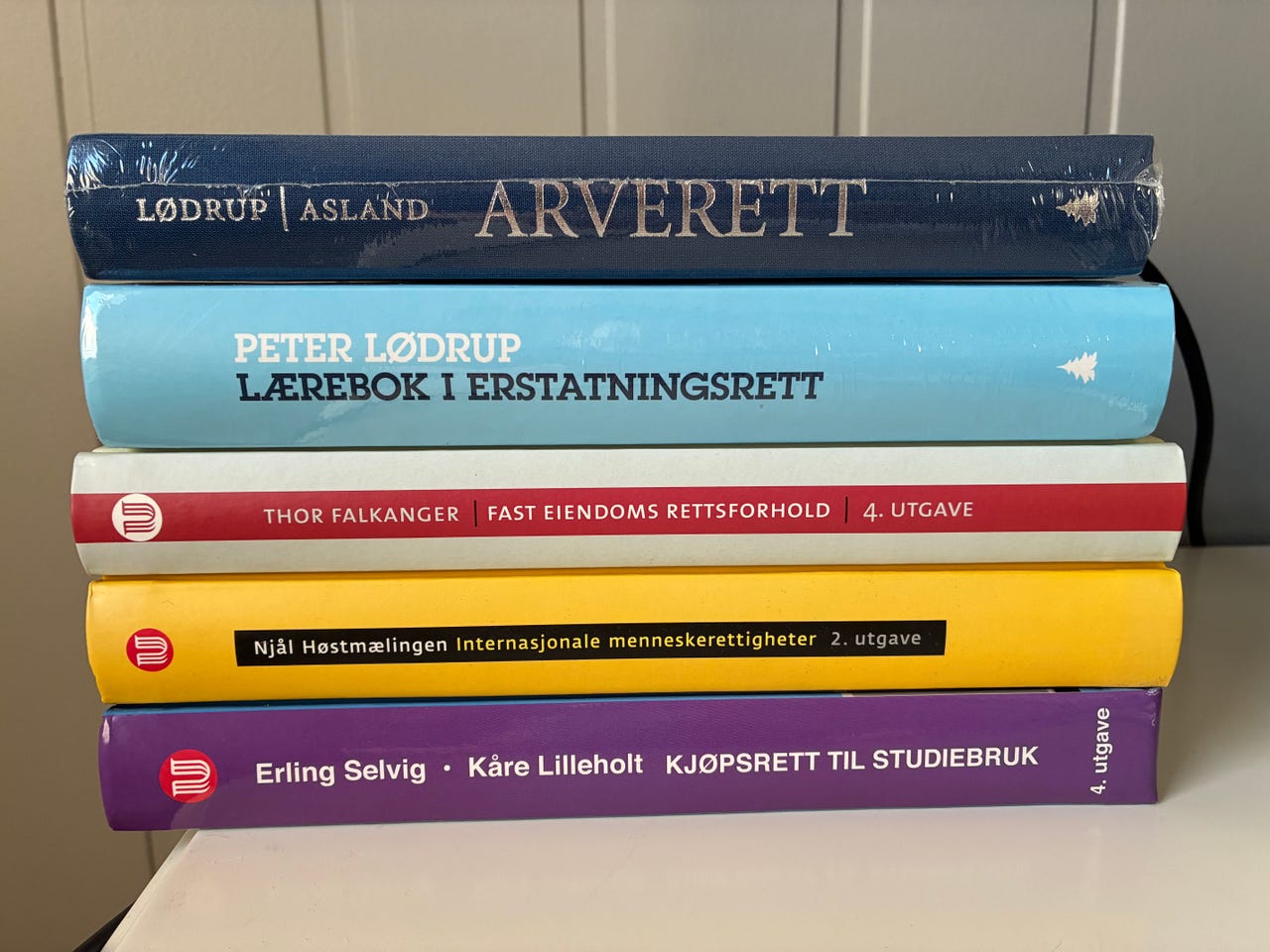 Jussbøker gis bort | FINN-torget