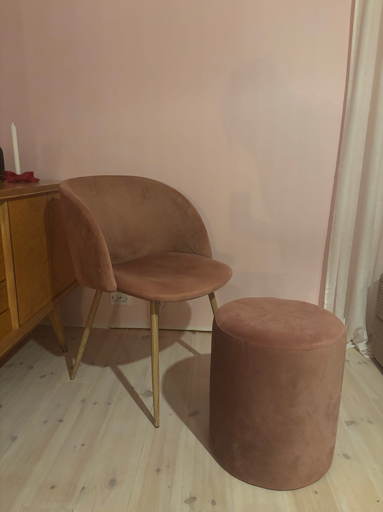 Rosa velur stol og puff | FINN-torget