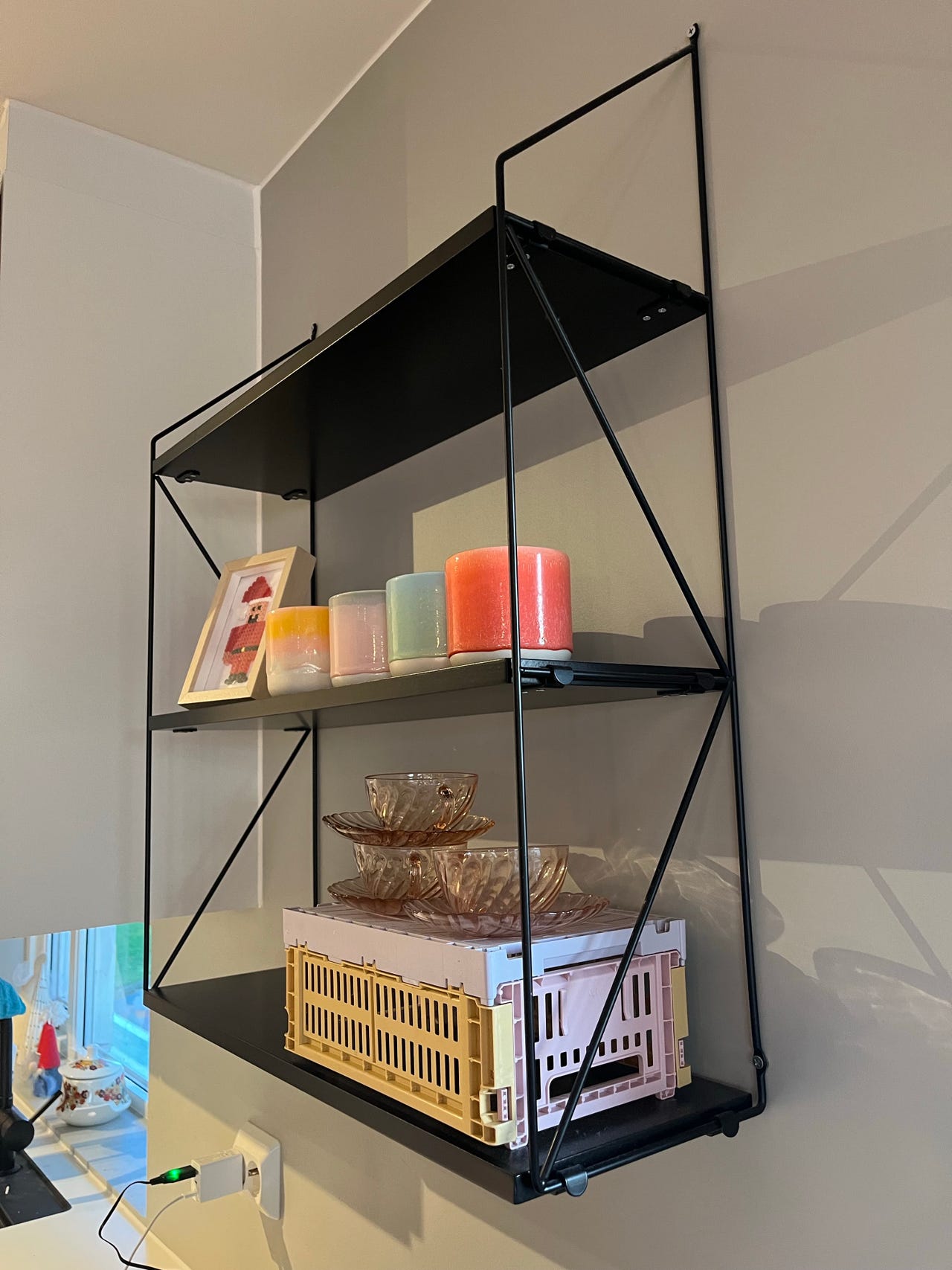 Svart vegghylle | FINN-torget