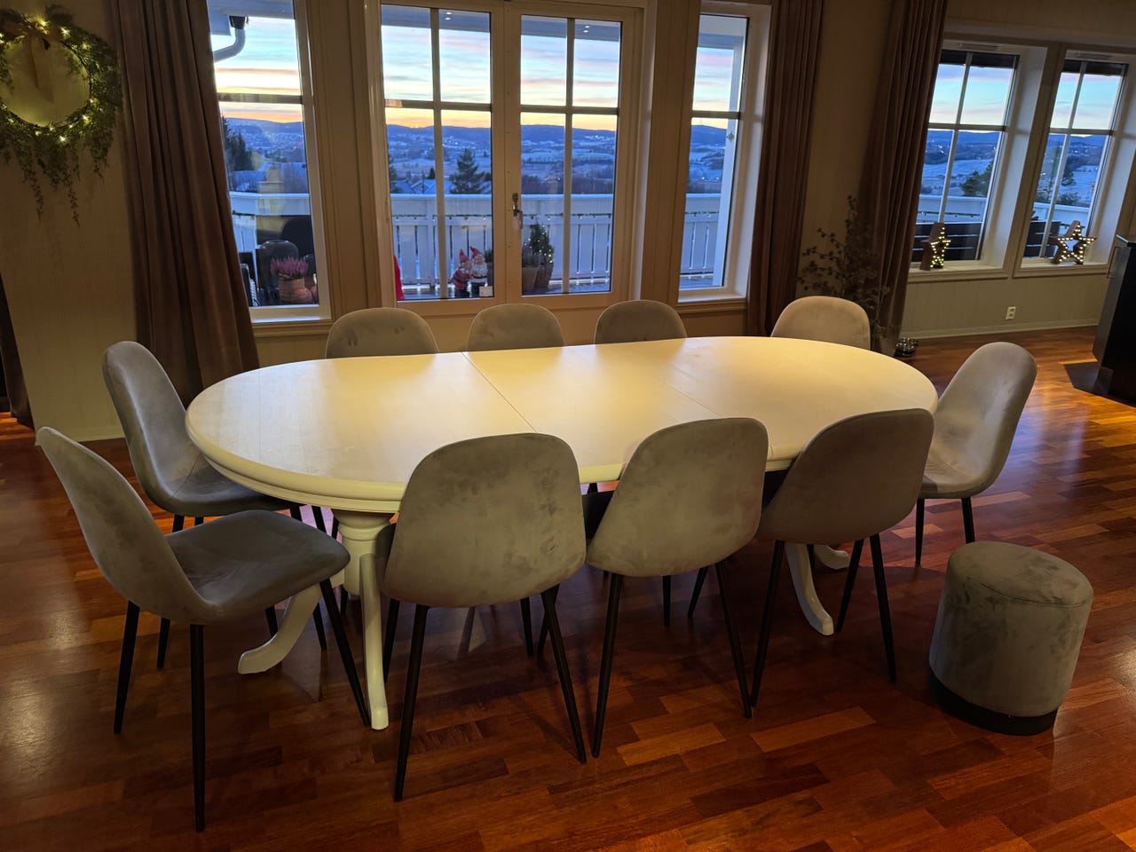 Heltre, malt spisebord m/10stk stoler og puff | FINN-torget