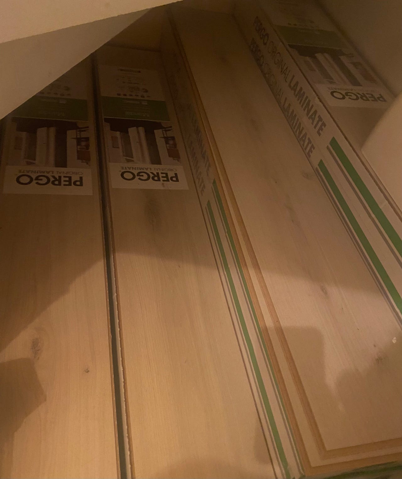 RESERVERT. 14 pakker Pergo Mandal Laminatgulv 1200x190x8 mm | FINN-torget