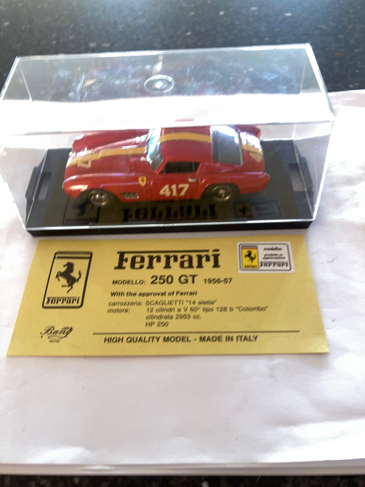 Ferrari 250 GT 1964 modellbil rød med gul stripe | FINN-torget