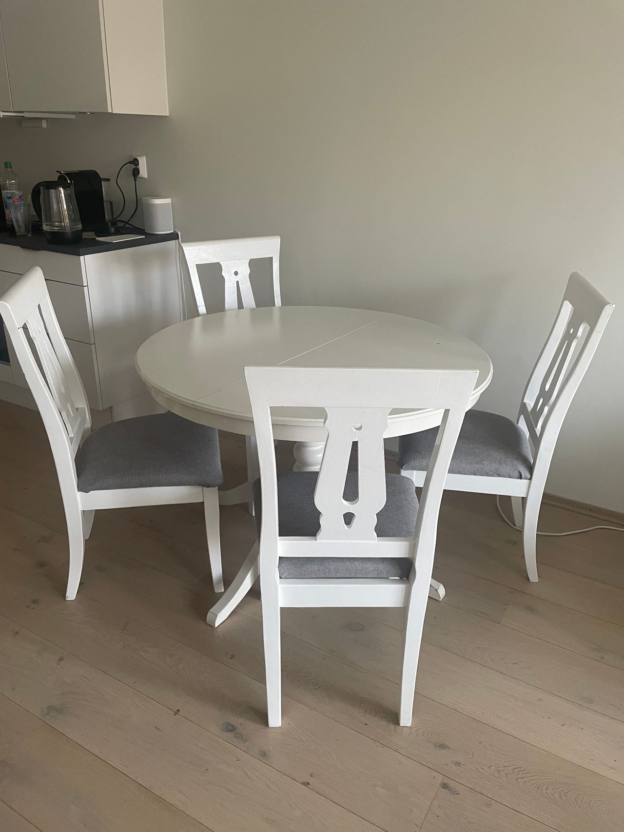 IKEA Ingatorp/Ingolf hvit/Hallarp beige kjøkkenbord med fire stoler ...