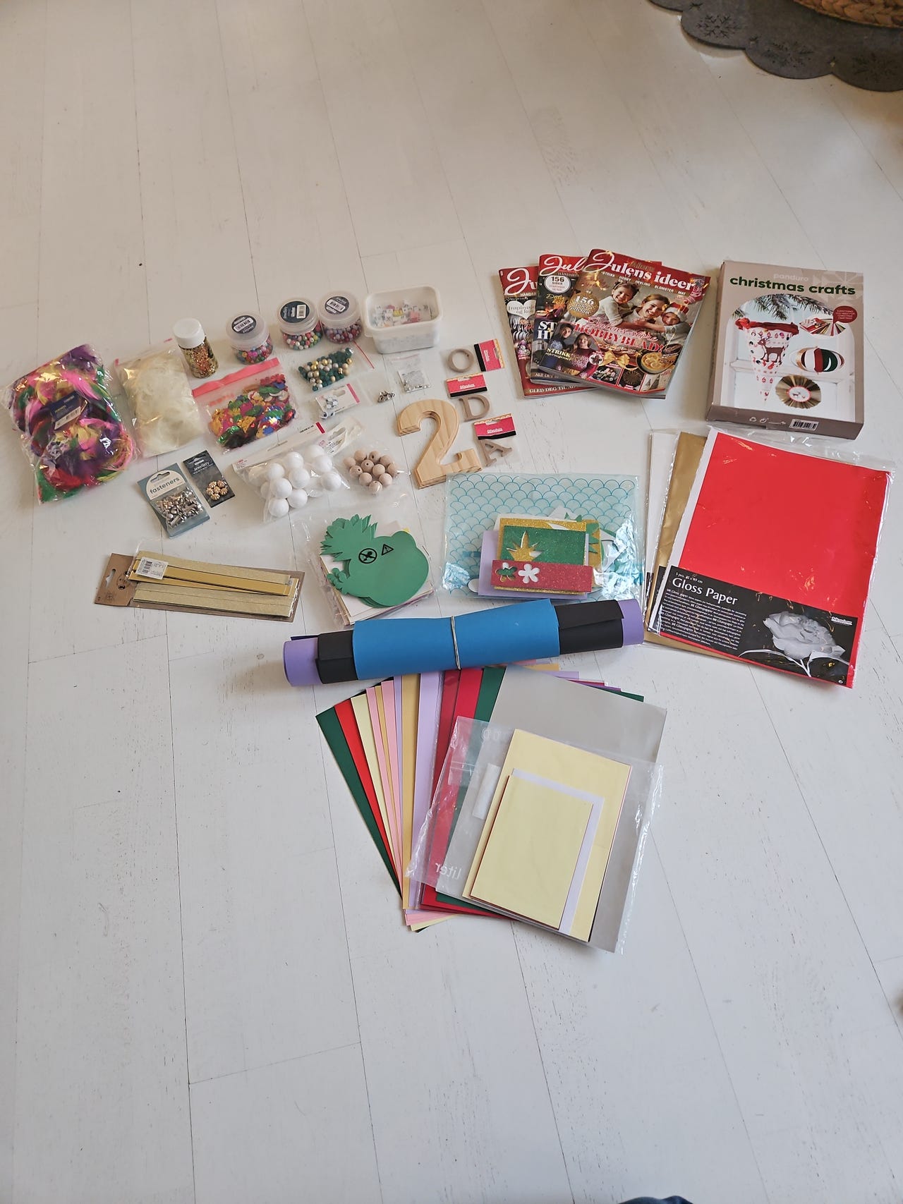 Diverse hobbyartikler - bl. a perler, fjær, jul, paljetter, glitter ...