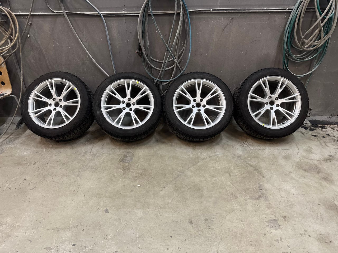 Tesla Model Y 19” Gemini vinterhjul | FINN-torget