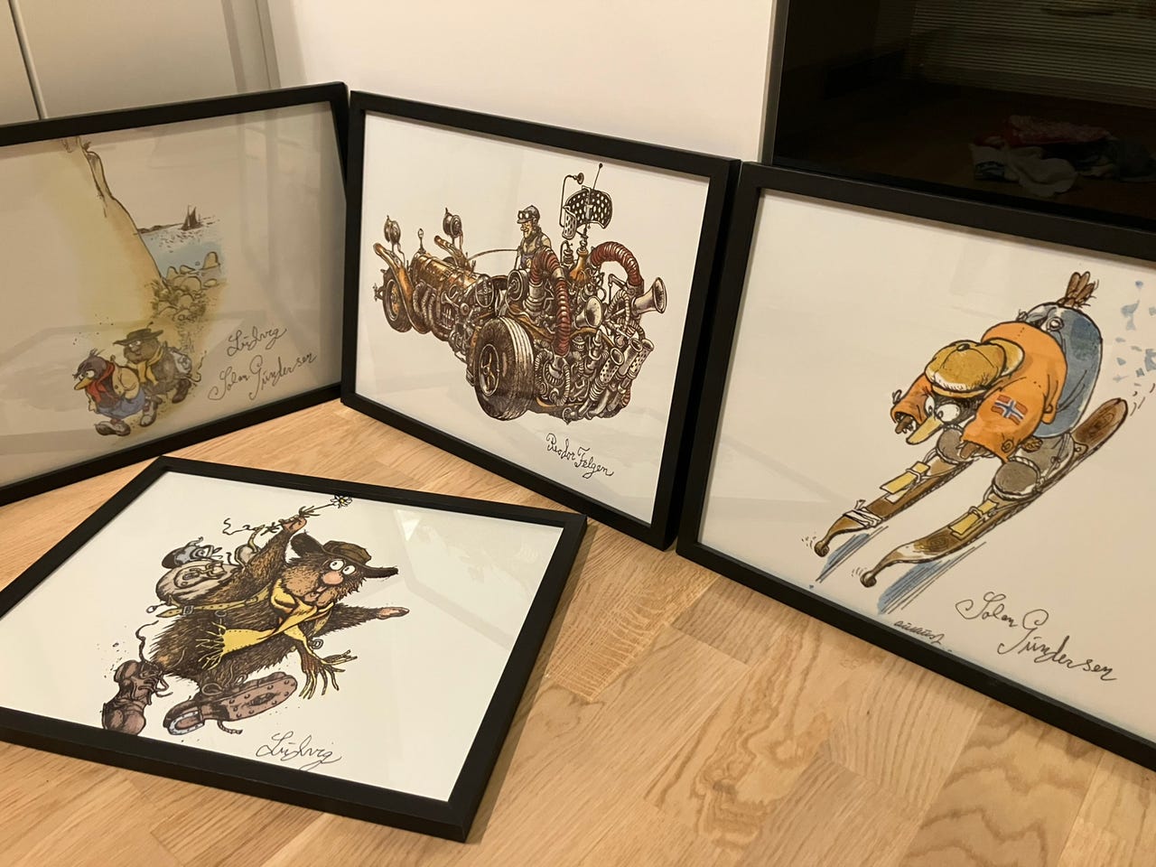 FIRE UTTRYKSFULLE «FLÅKLYPA» BILDER I GLASS OG RAMME. HOVEDPERSONENE ...