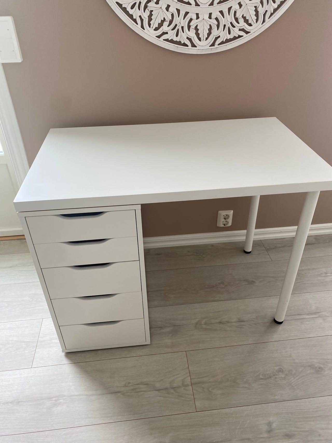 Skrivebord / sminkebord / arbeidsbord / Alex / levering | FINN-torget