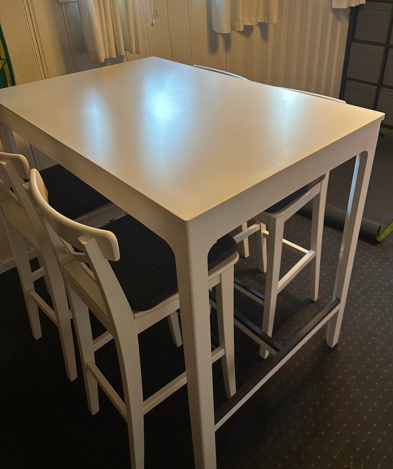 Barbord med fire stoler | FINN-torget