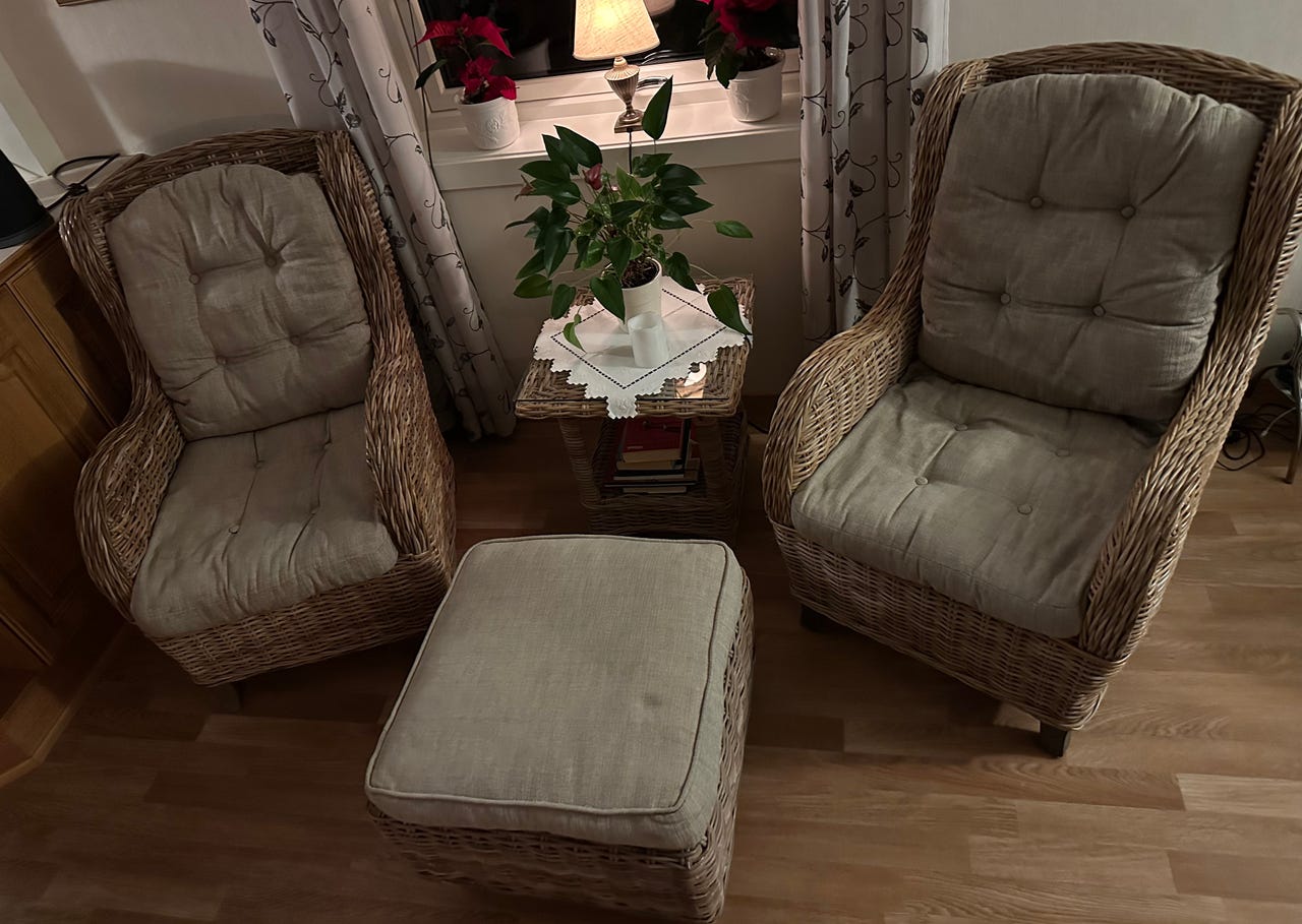 Sett med kurvstoler, puff og bord | FINN-torget