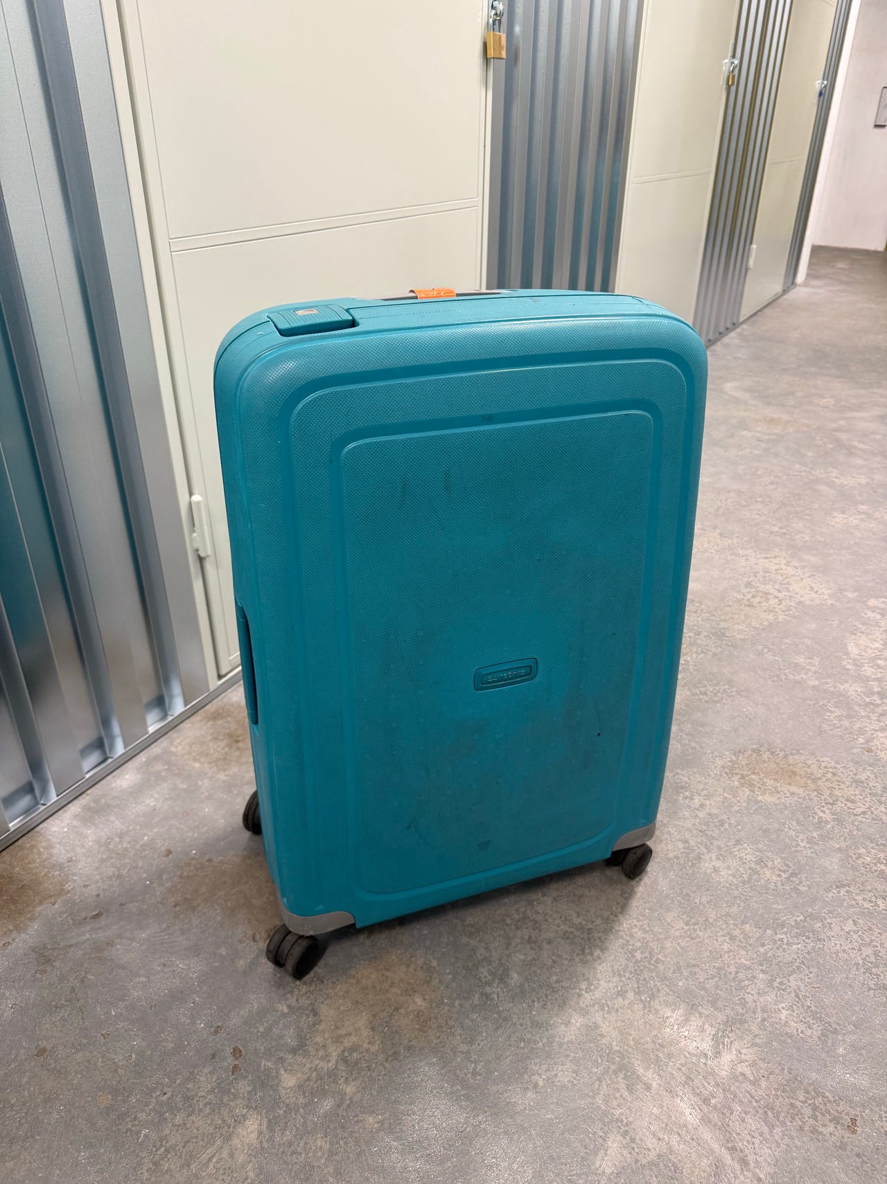 Samsonite plast koffert med en liten sprekk | FINN-torget