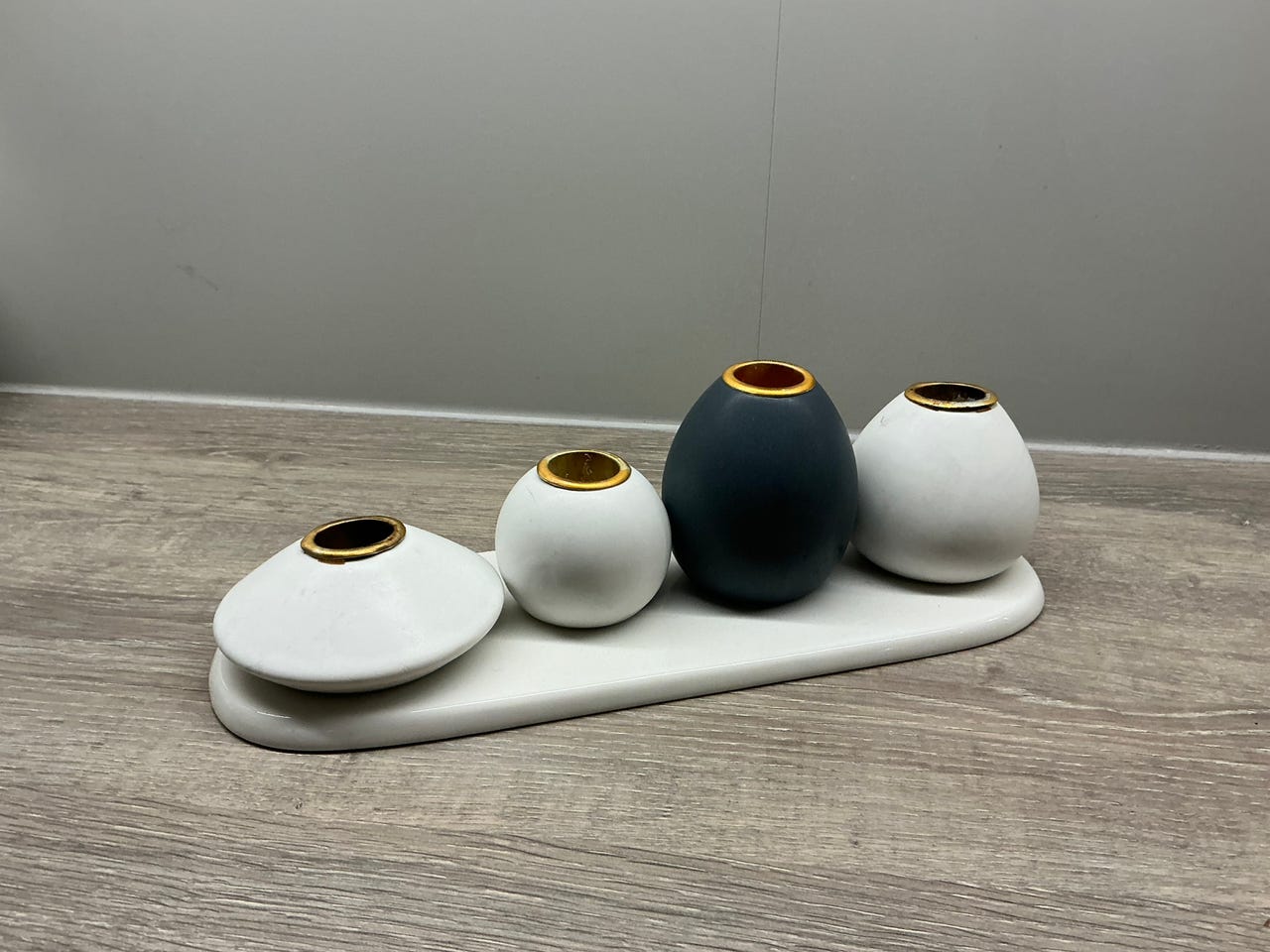 Spesiell designet lysestake med plass til fire lys. | FINN-torget