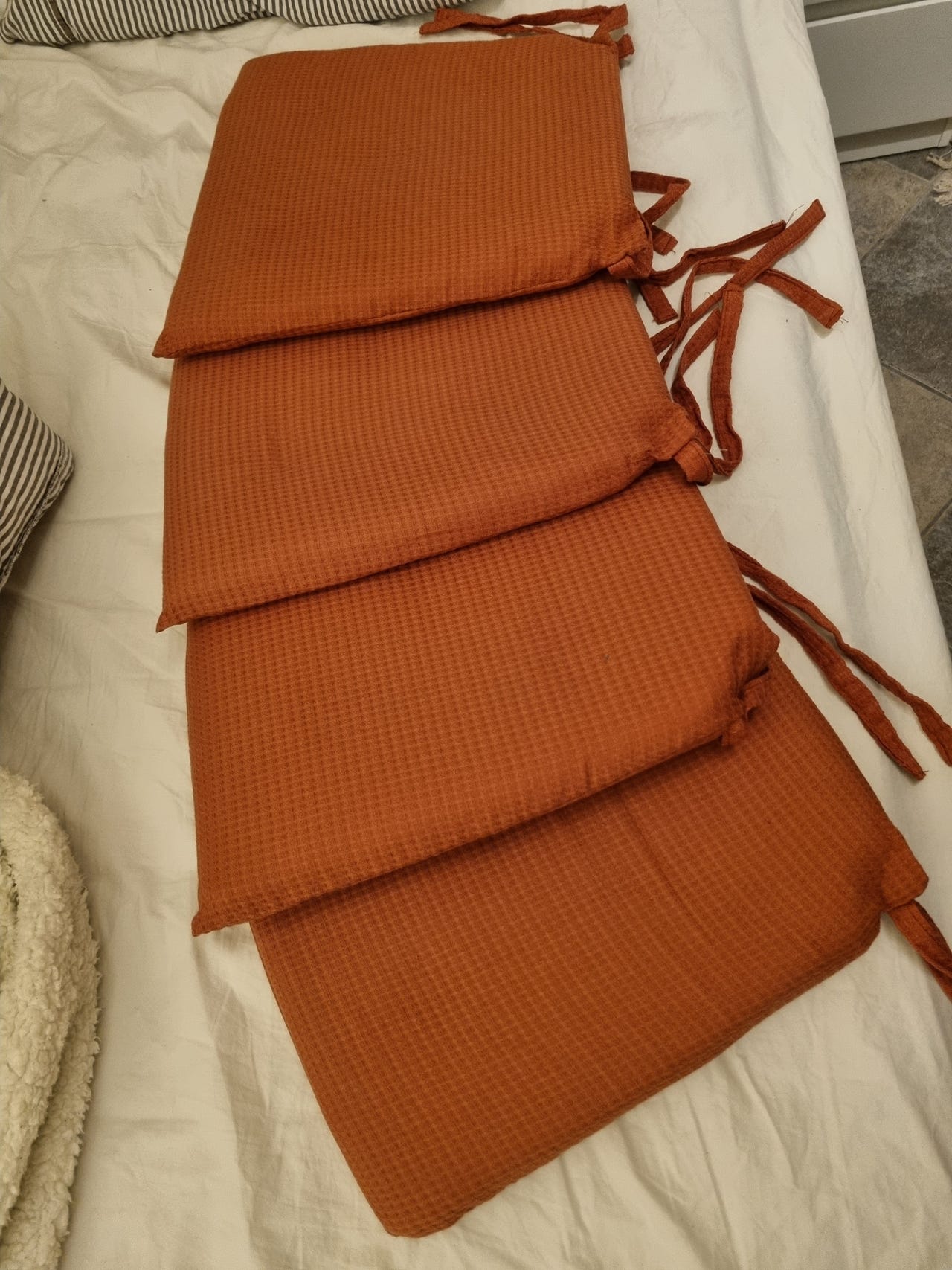 Selger fire stolputer. | FINN-torget