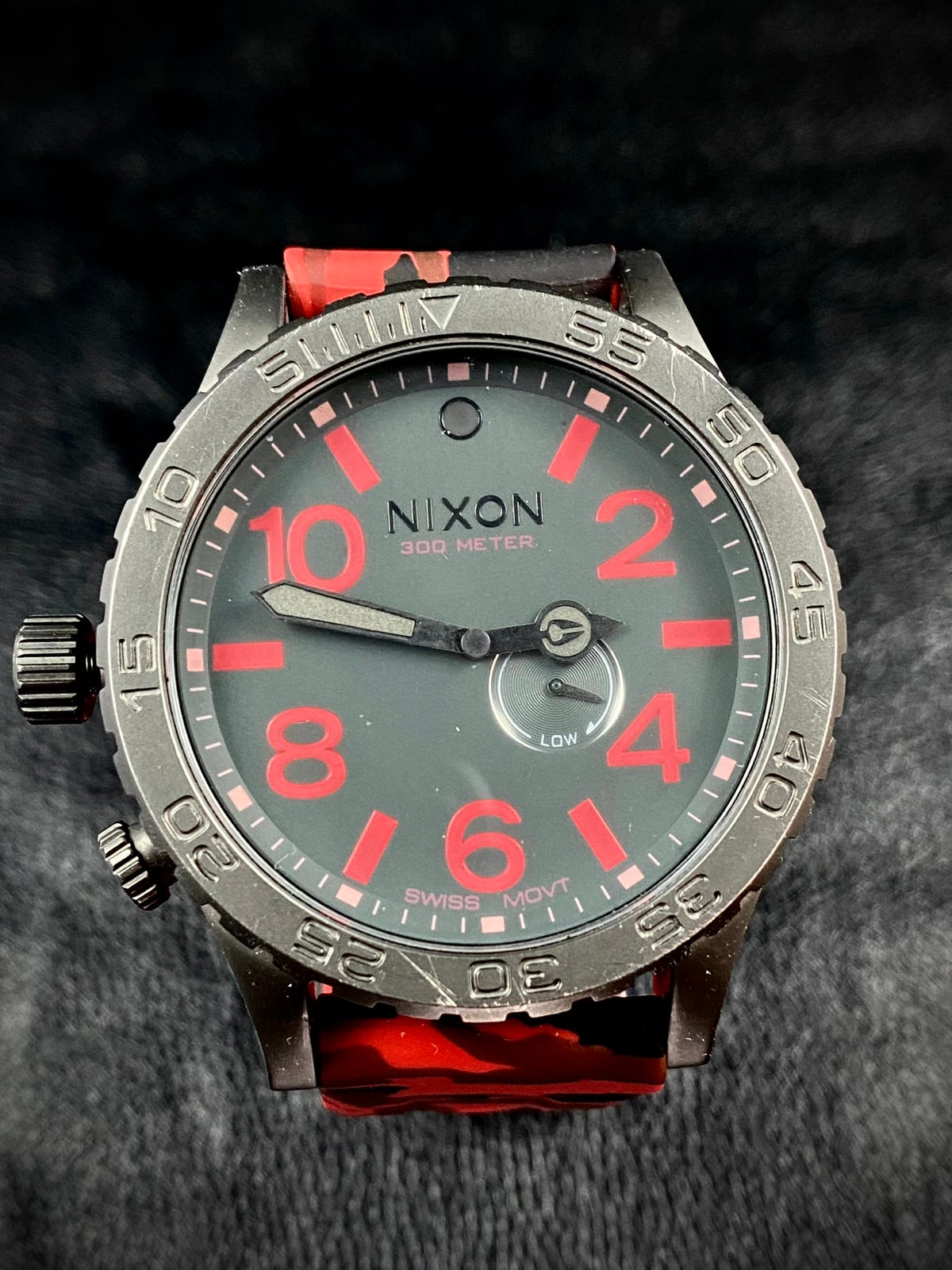 🔴⚫️Nixon 51-30 Grå med rød Camo reim 10I⚫️🔴 | FINN-torget