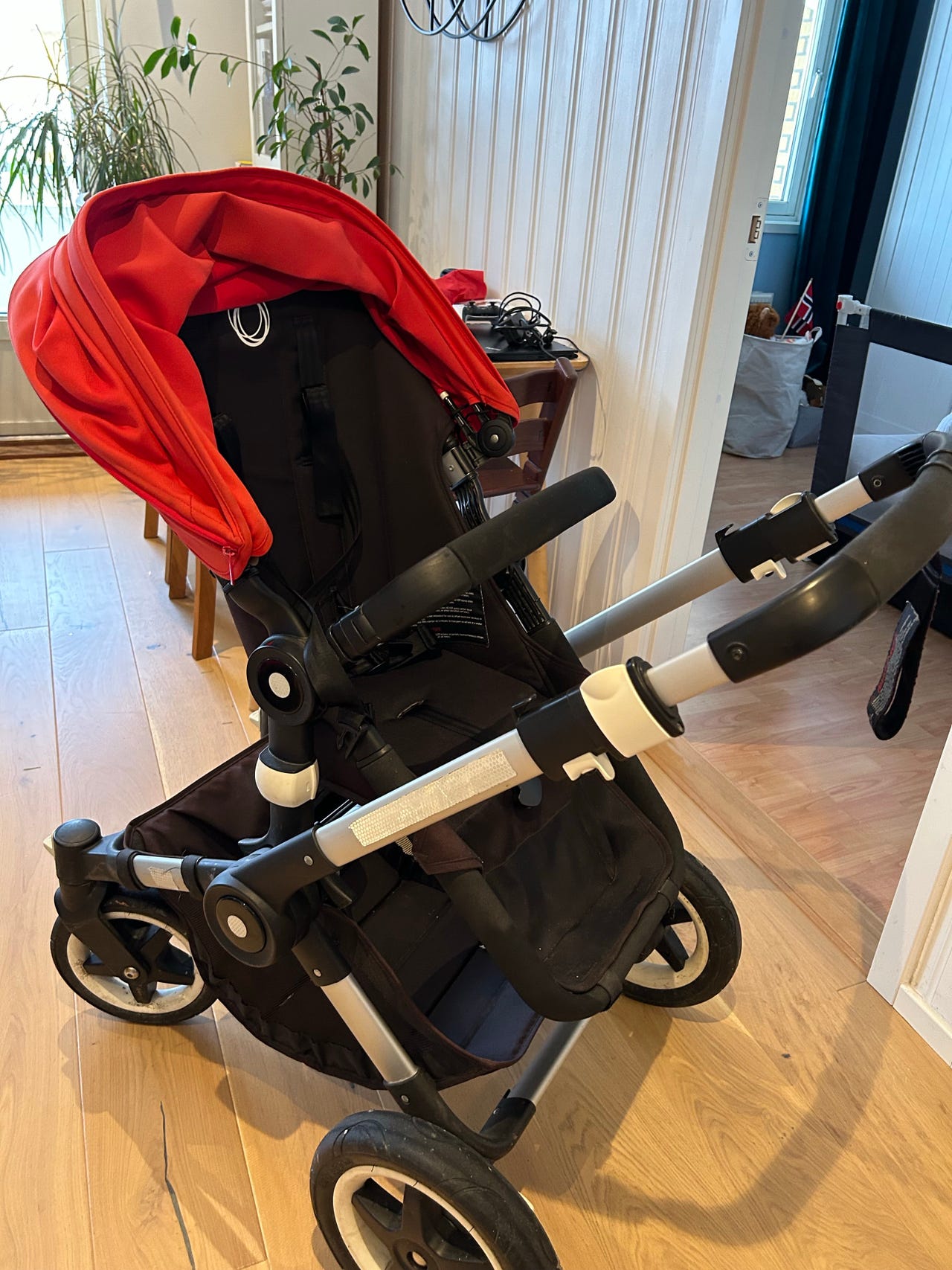 Bugaboo barnevogn med rød kalesje | FINN-torget