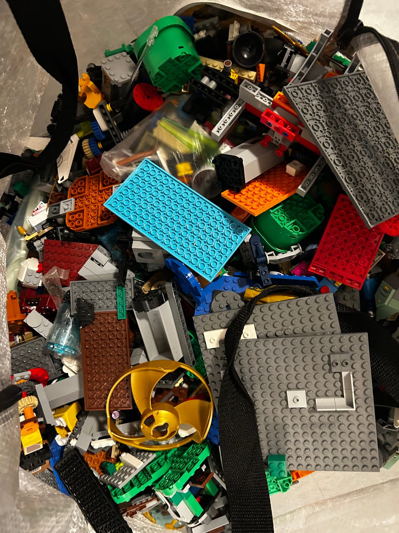 LEGO brikker selges i kilovis. Totalt 18 kg. Kan selges fra 1 kg poser ...