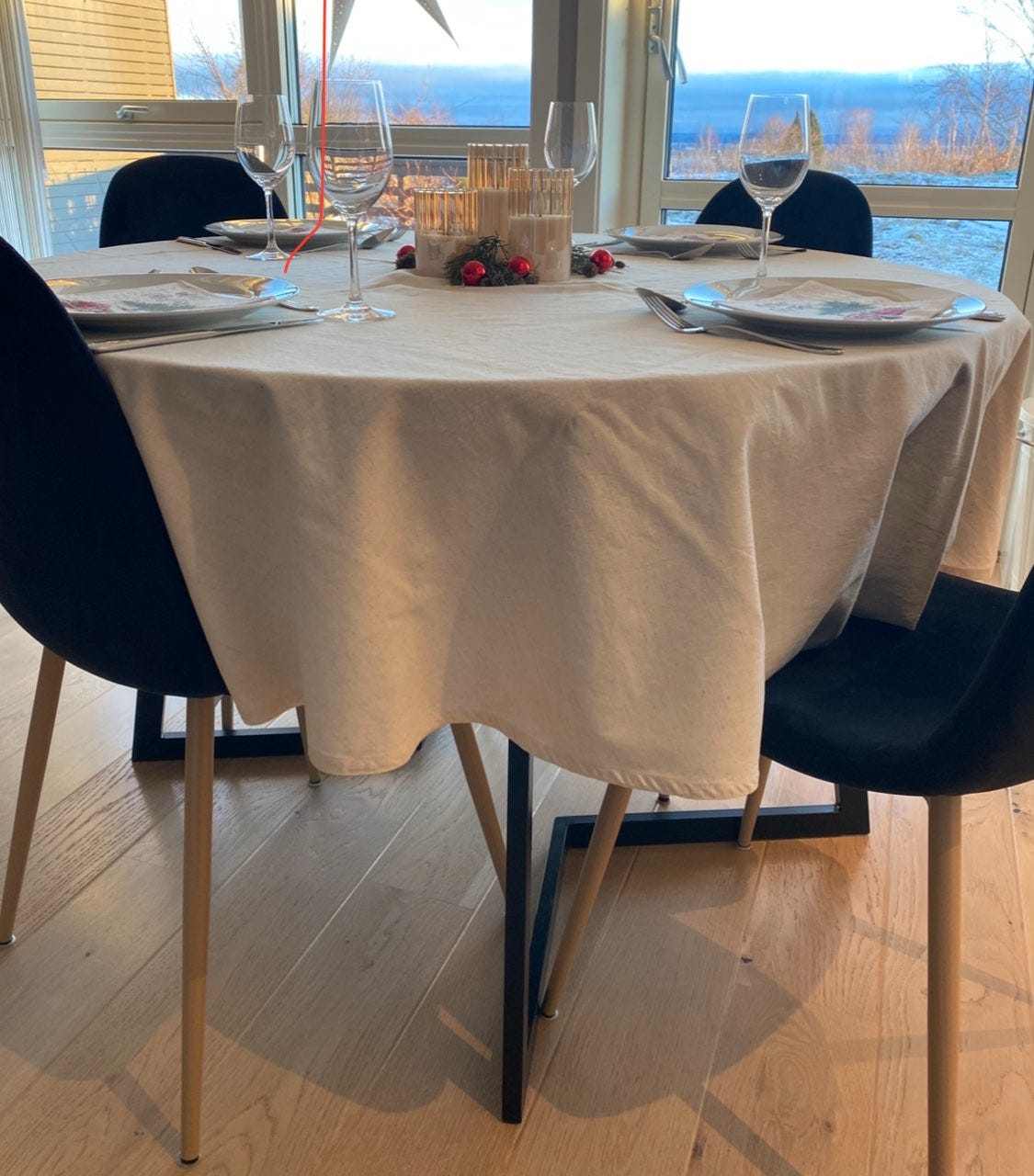 Spisebord med ileggsplate og fire stoler | FINN-torget