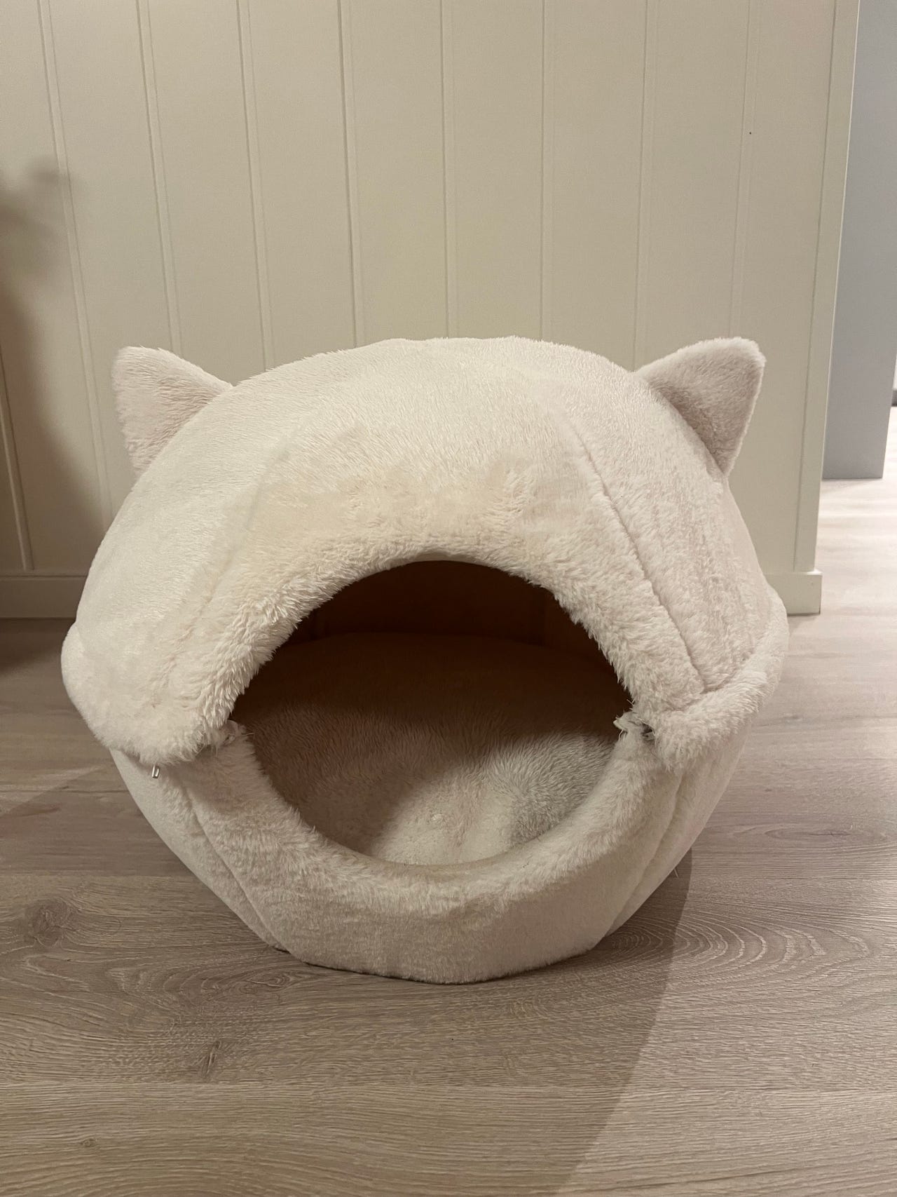 Flott katteseng/ kattehule hvit- som ny | FINN-torget