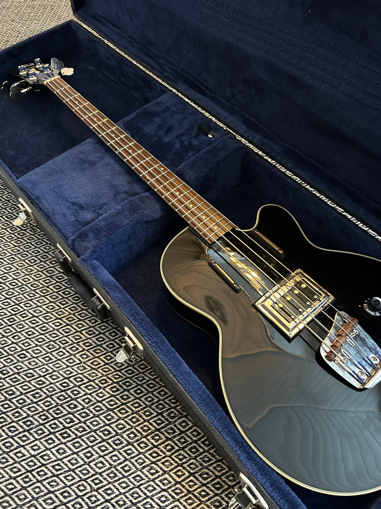 Guild M85 bassgitar med hard case | FINN-torget