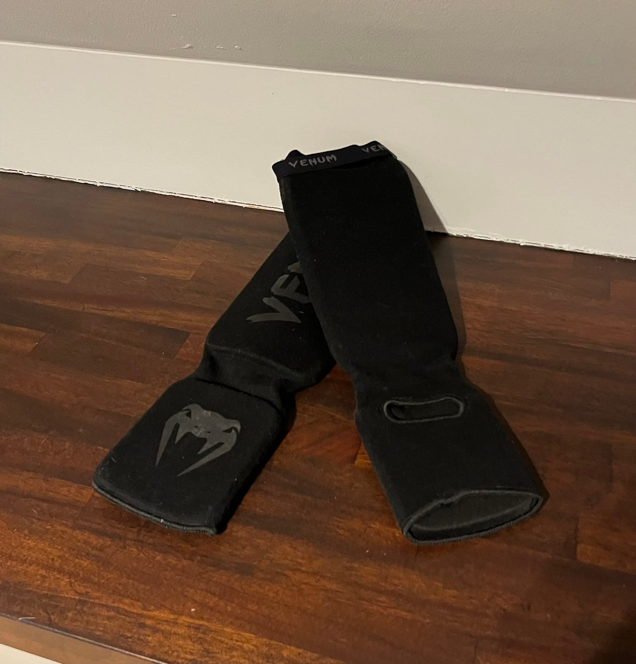 Venum shin guards | FINN-torget