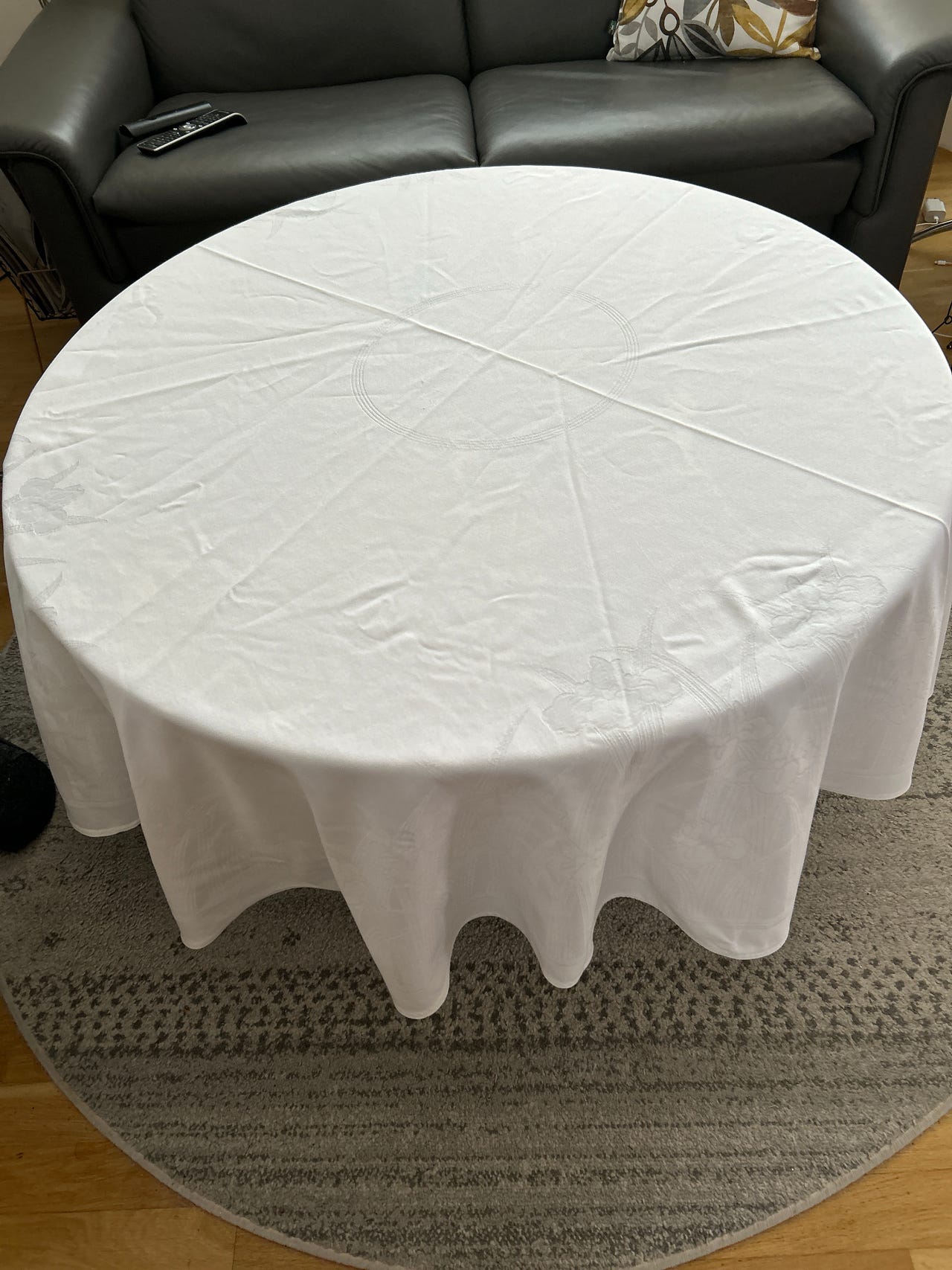 Veldig fin rund duk , diameter 180 cm. 85 % polyester og 15% bomull fra ...