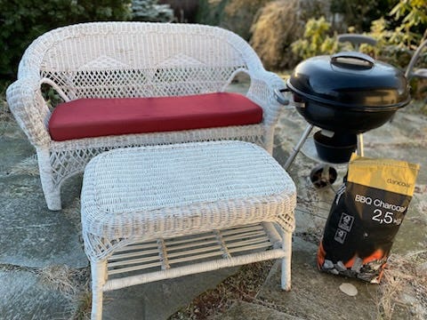 Hvit rotting hagebenk med rød pute og hvit rotting krakk | FINN-torget