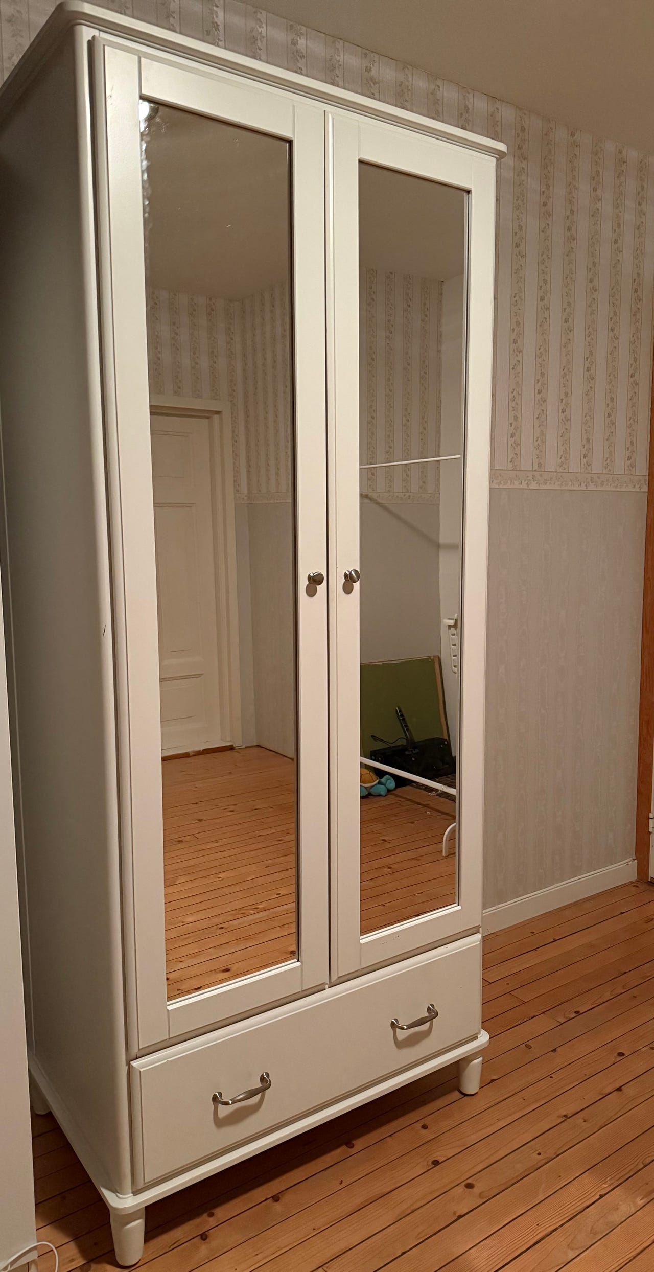 Skap med speil selges billig mot henting | FINN-torget