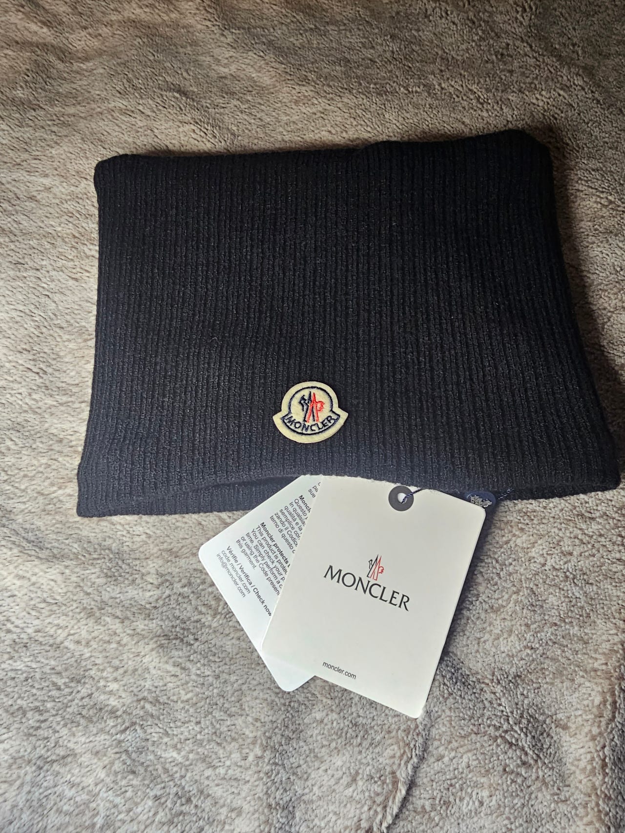 Strikket hals fra Moncler | FINN-torget