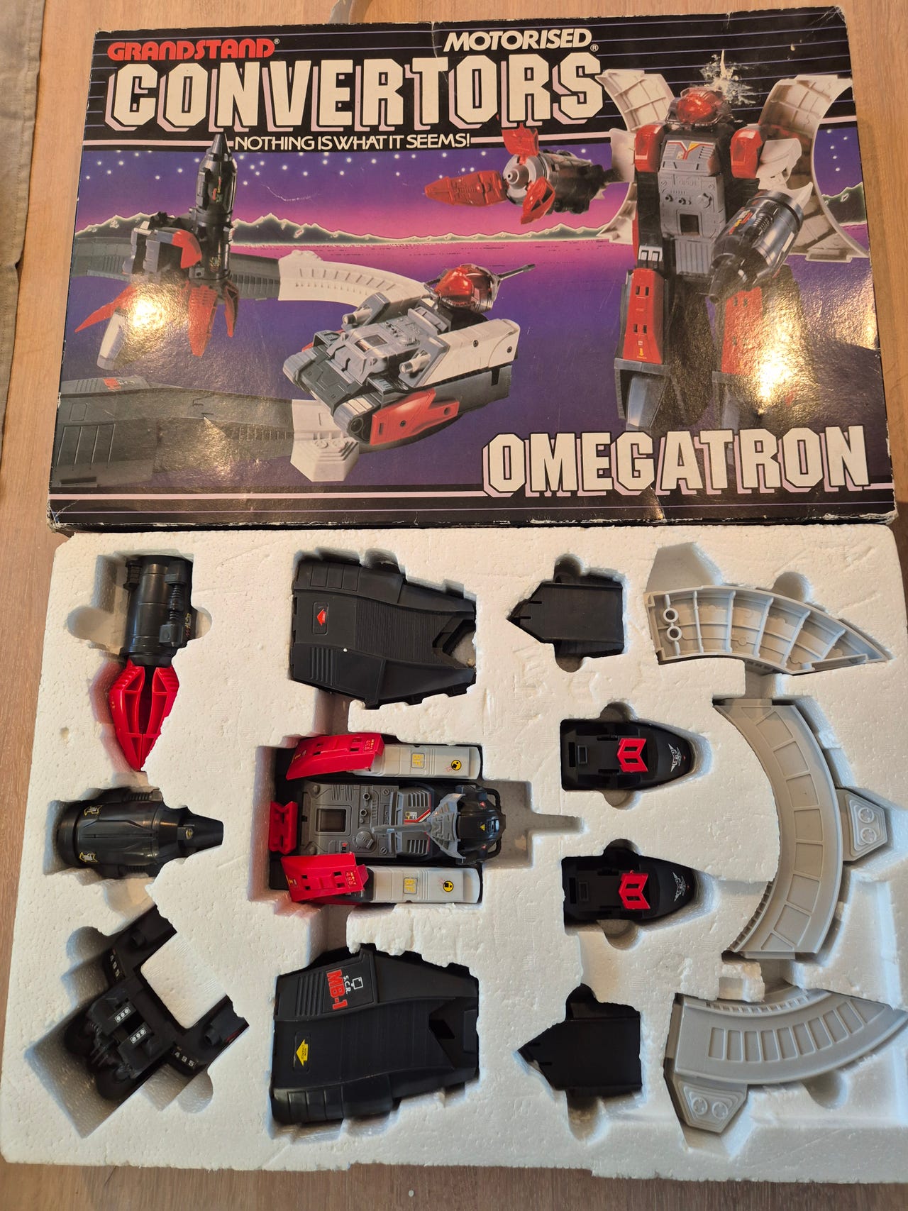 Omegatron Transformers leketøysfigur med bane | FINN-torget