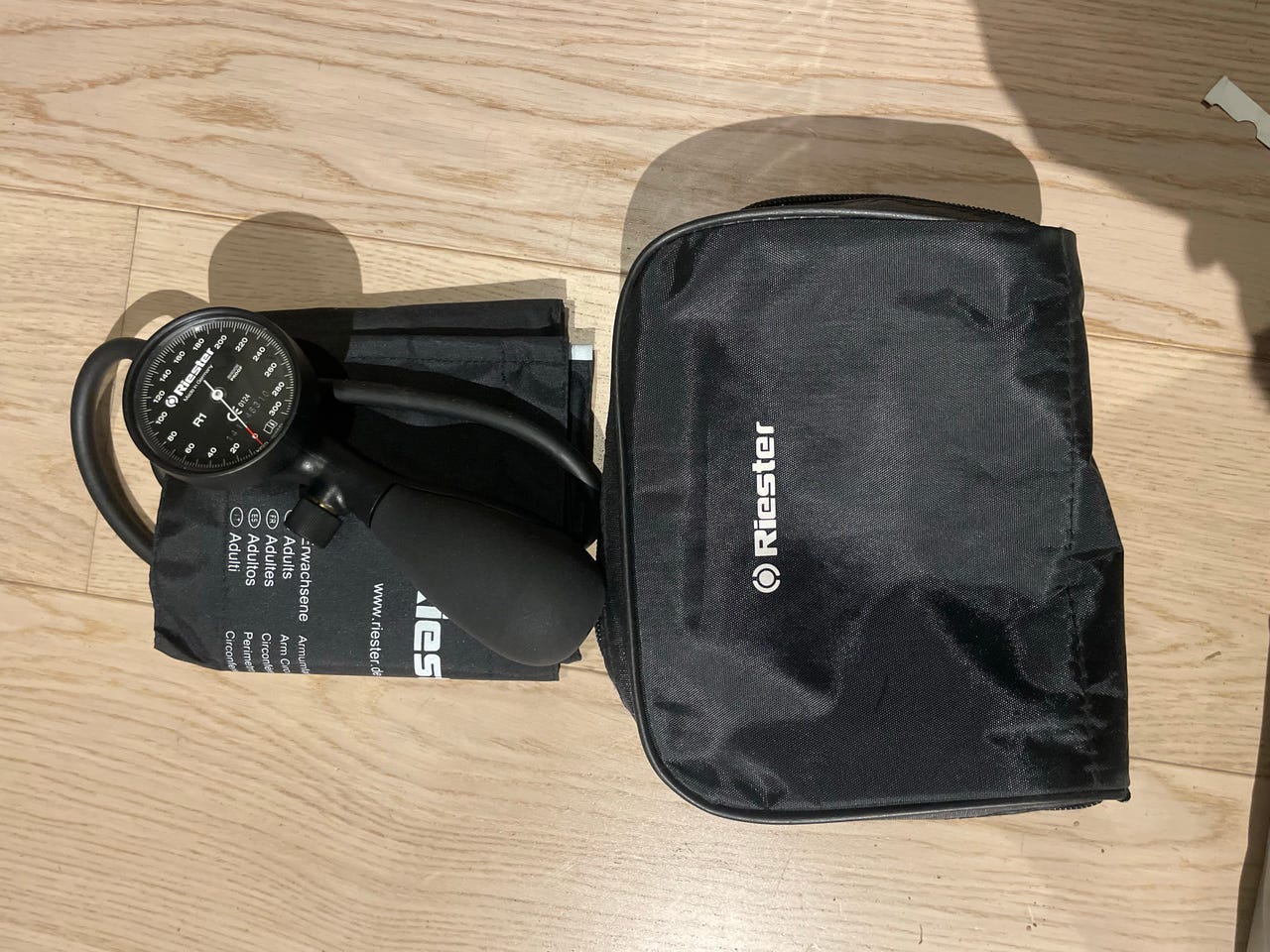 Riester blodtrykksmåler med mansjett og bæreveske | FINN-torget