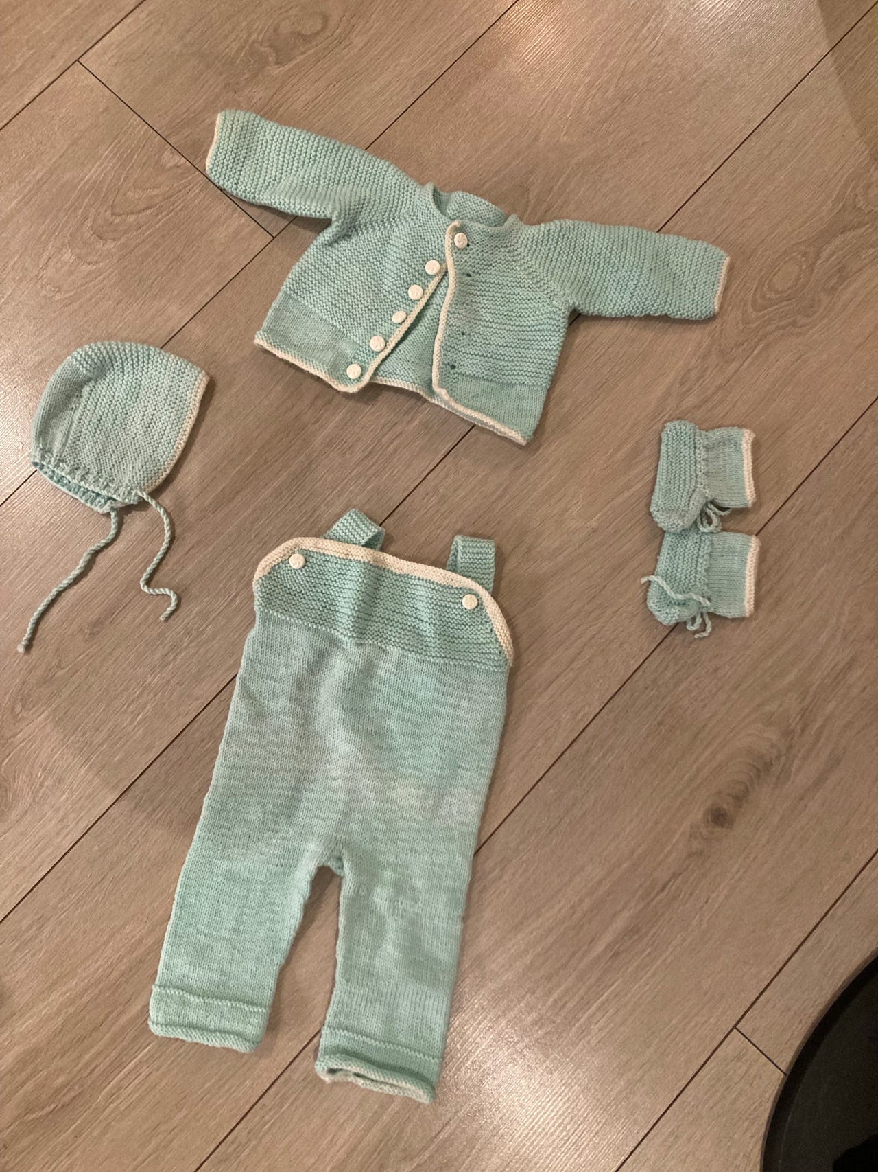 Hjemmestrikket sett til baby str. 50/56 | FINN-torget