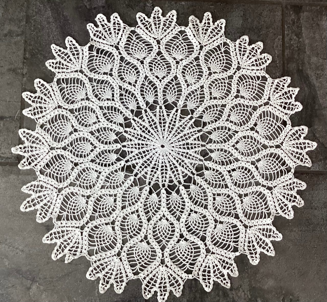 HÅNDARBEIDE - 1 meget vakker og flott HVIT HEKLET rund løper, 59 cm, 80 gram. | FINN-torget