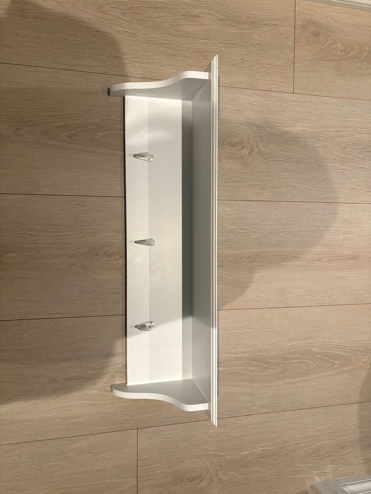 Liten hylle med knagger | FINN-torget