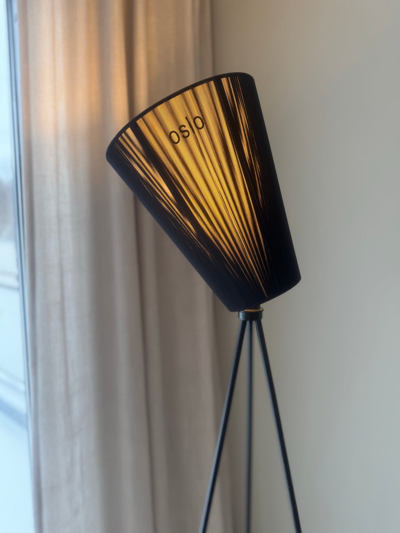 Oslo Wood svart stålampe fra Northern | FINN-torget