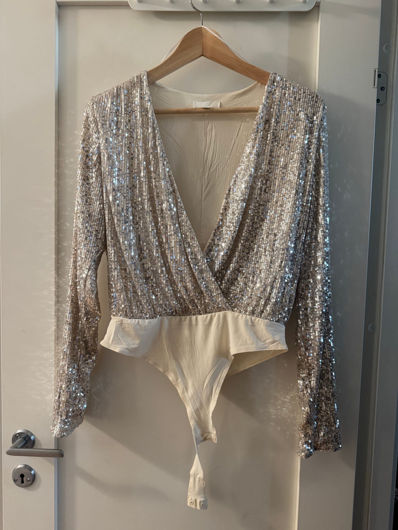 Langermet paljettbody | FINN-torget