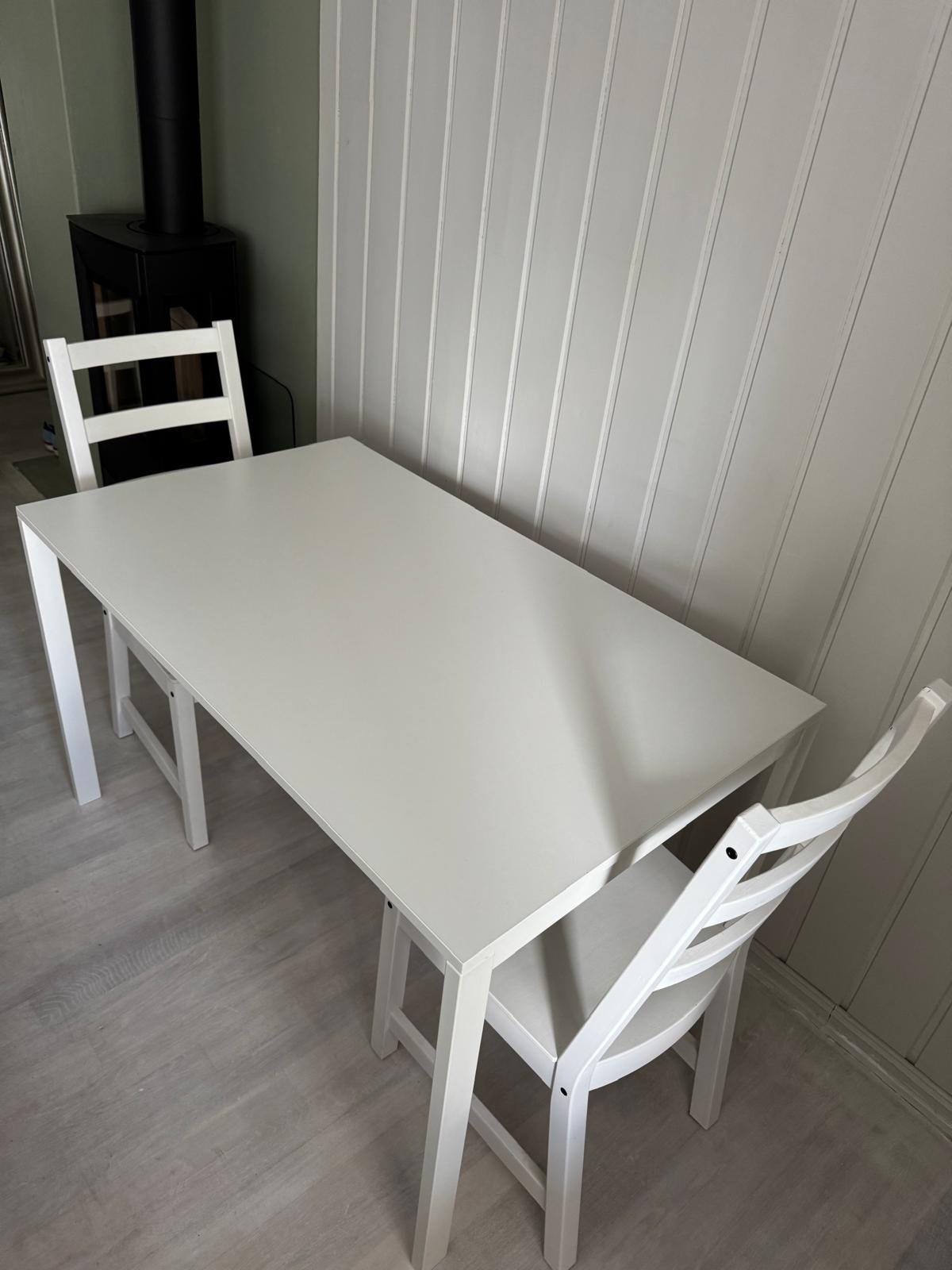 VIHALS hvit bord med 2 stoler | FINN-torget