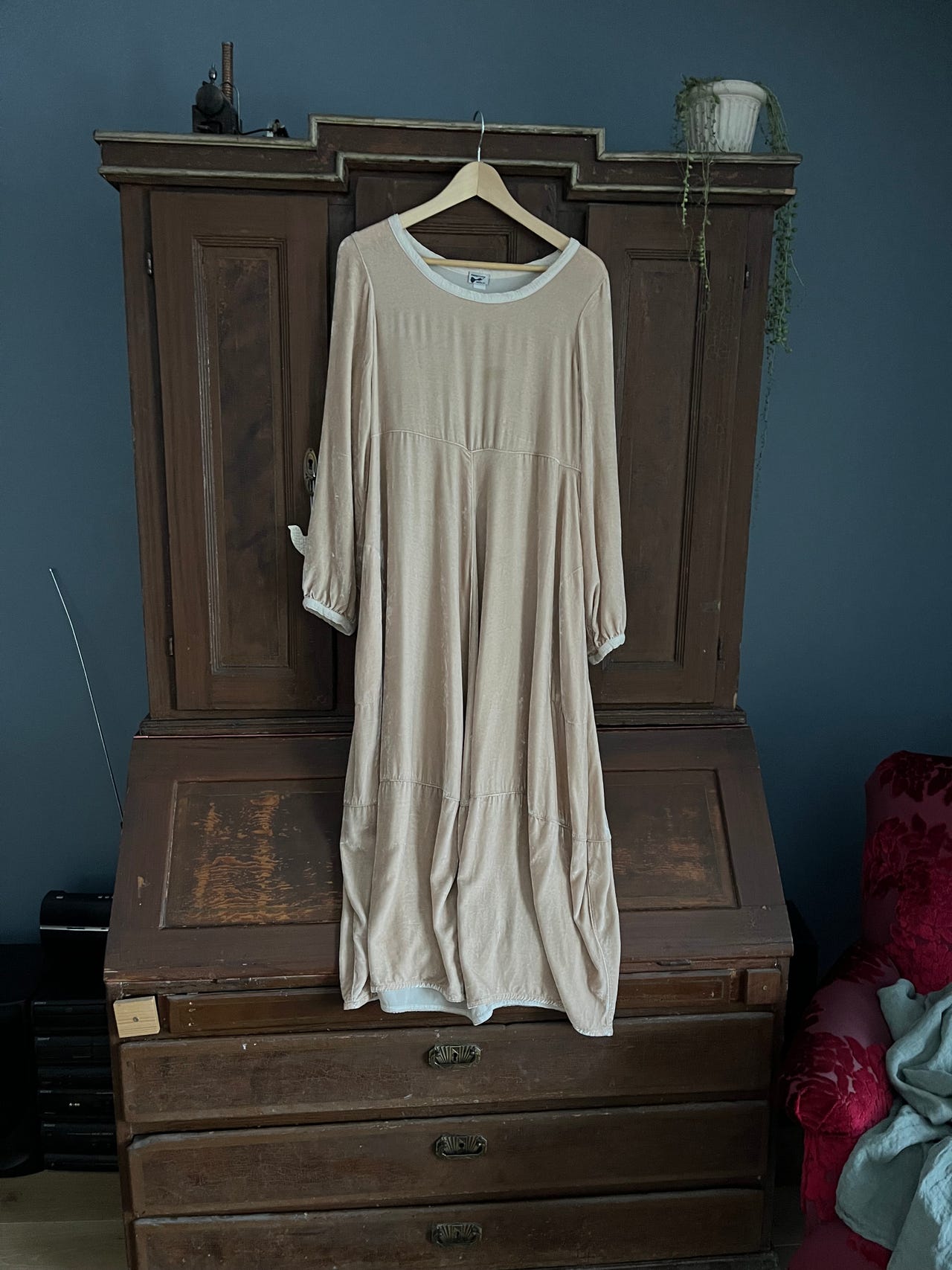 Nydelig fløyelskjole i 55 % silke og 45% viskose. | FINN-torget