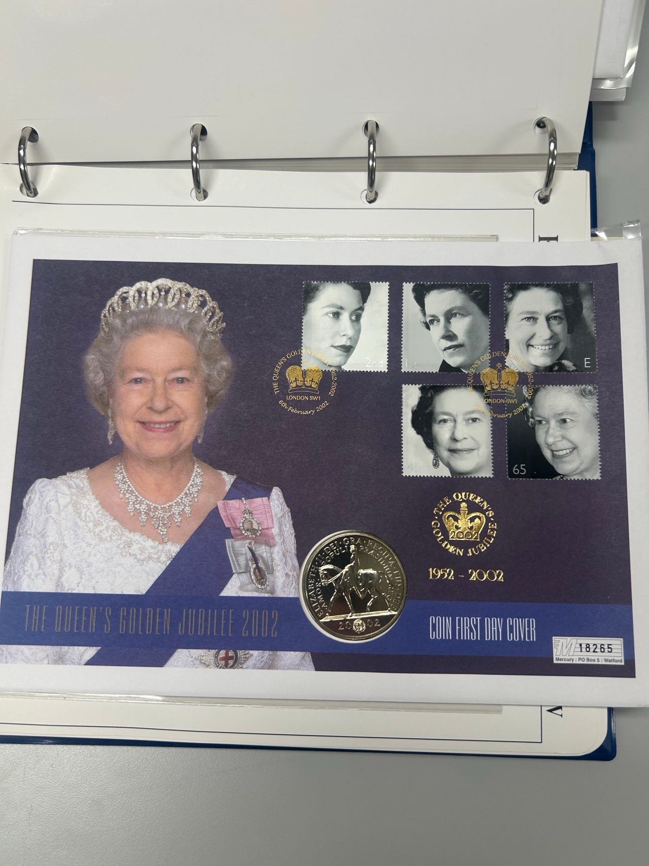 Dronning Elizabeth 50 år på tronen myntsett med frimerker og mynt ...