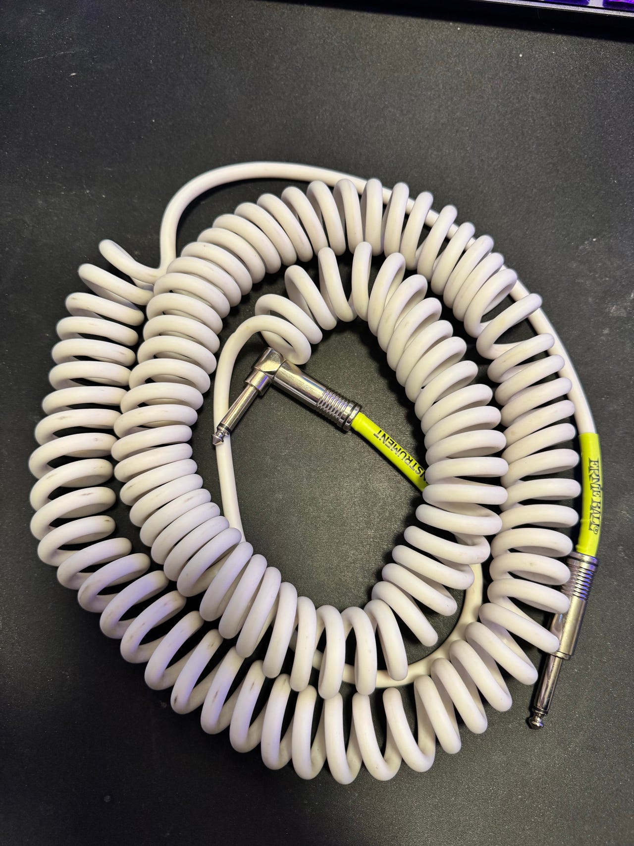 Ernie Ball 30ft Straight-Angle Coiled Instrument Cable | FINN-torget